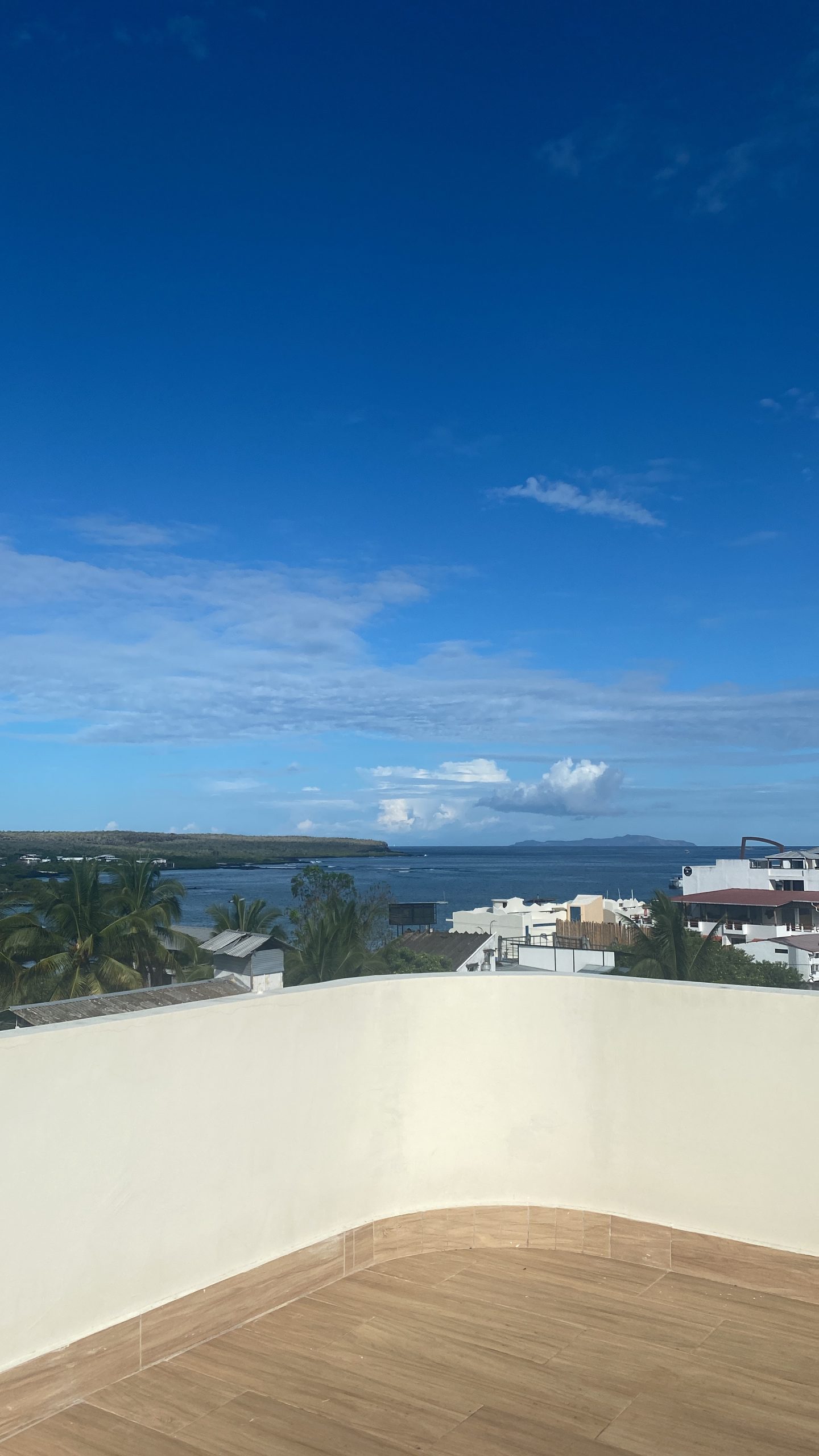 DIVERS DEN – Galapagos Deep